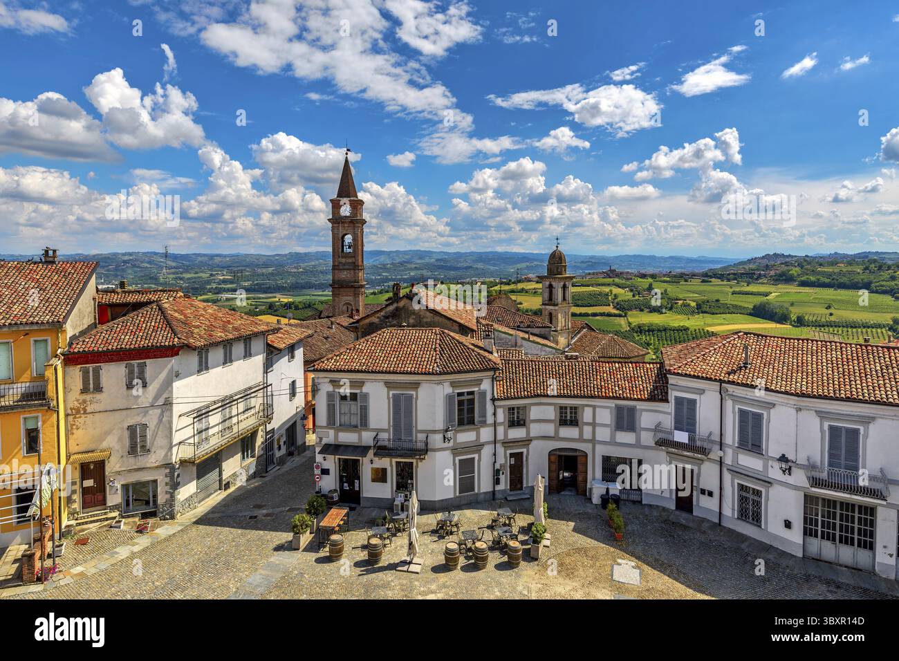 Small town square hi-res stock photography and images - Alamy