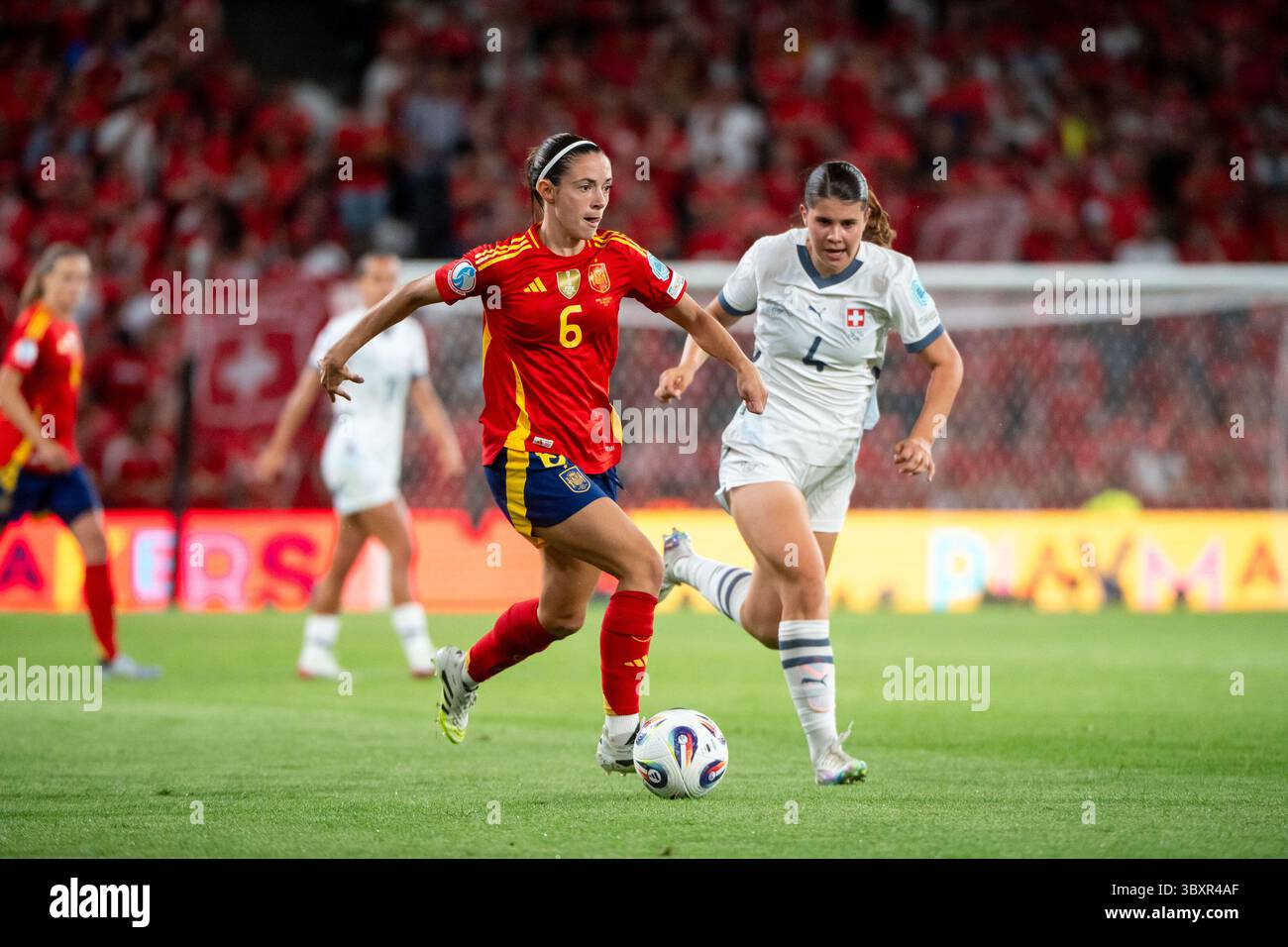 Aitana Bonmati (Spanien, #06) im Zweikampf mit Noemi Ivelj (Schweiz ...