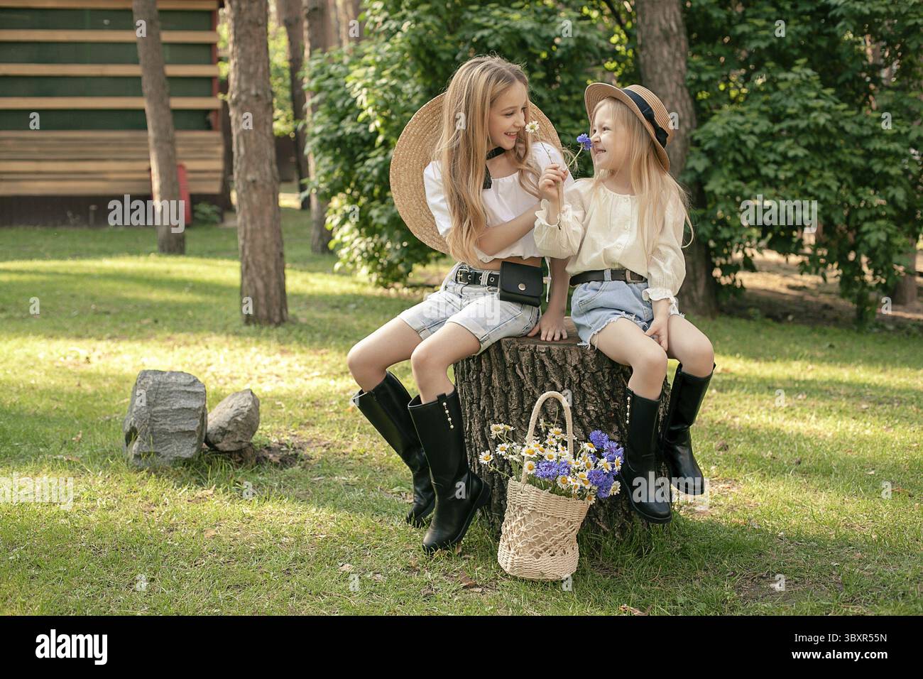 Two preteen sisters sitting hi-res stock photography and images - Alamy