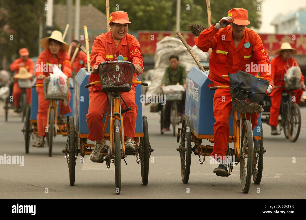 Small army chinese road hi-res stock photography and images - Alamy