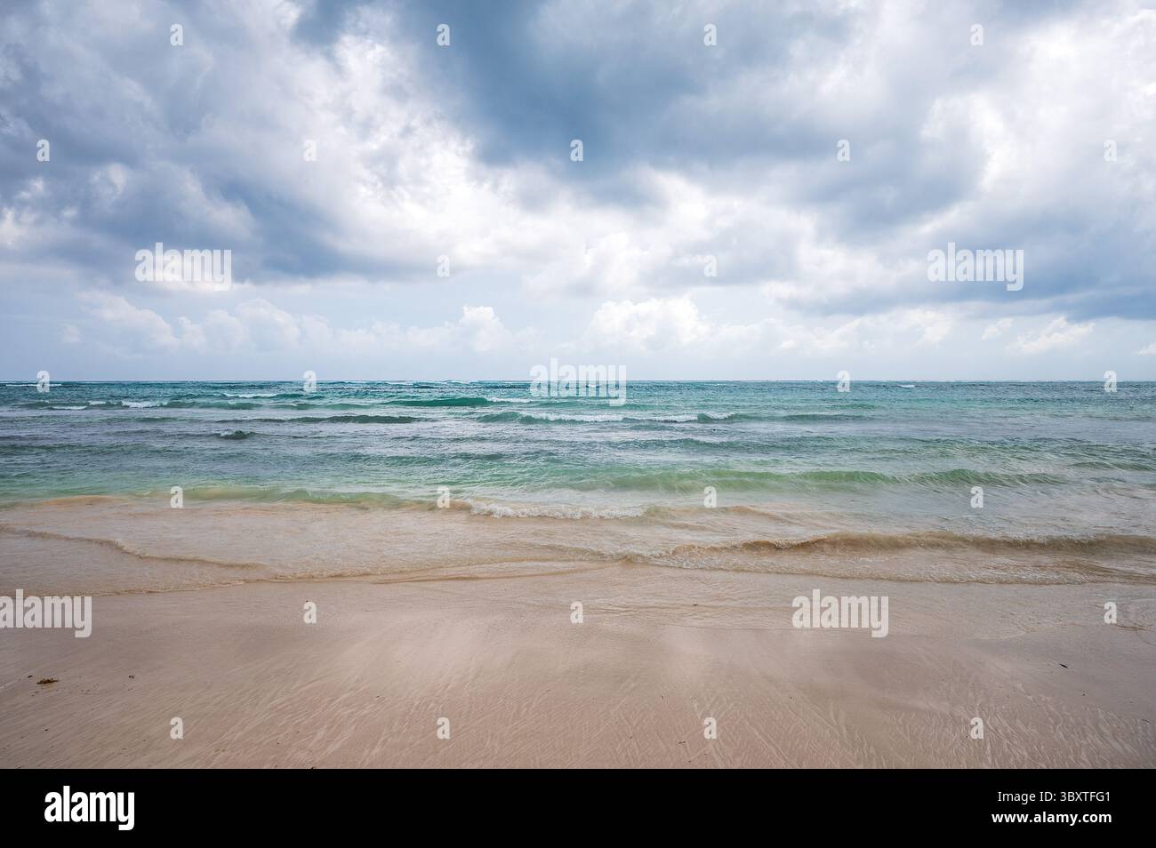 Empty beach sea sand hi-res stock photography and images - Alamy