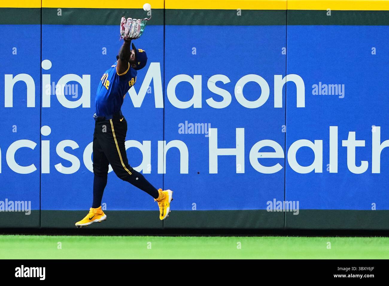 Seattle Mariners left fielder Randy Arozarena can't make the catch on ...