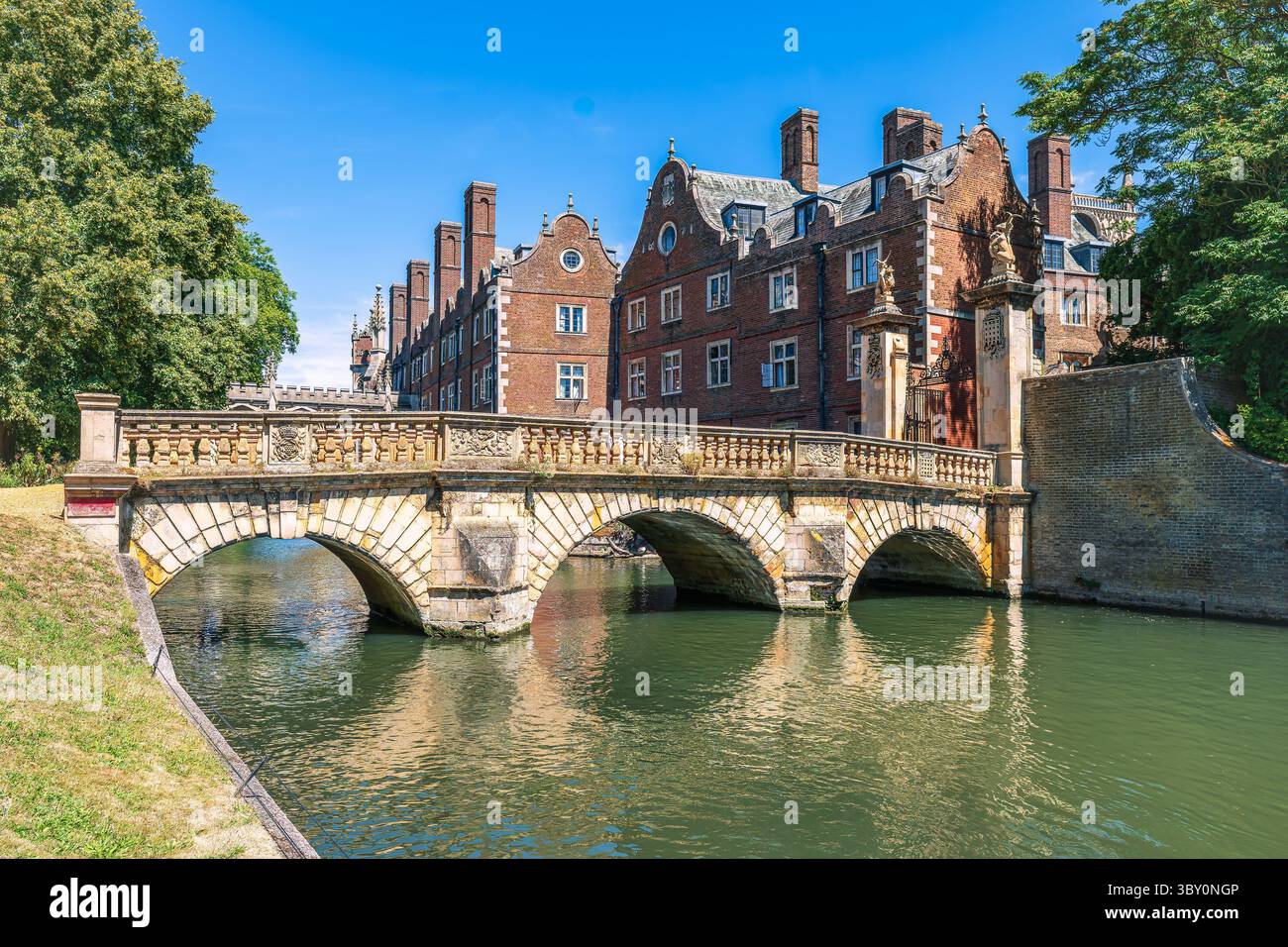Landscape with River Cam, historic stone bridge and classic university ...