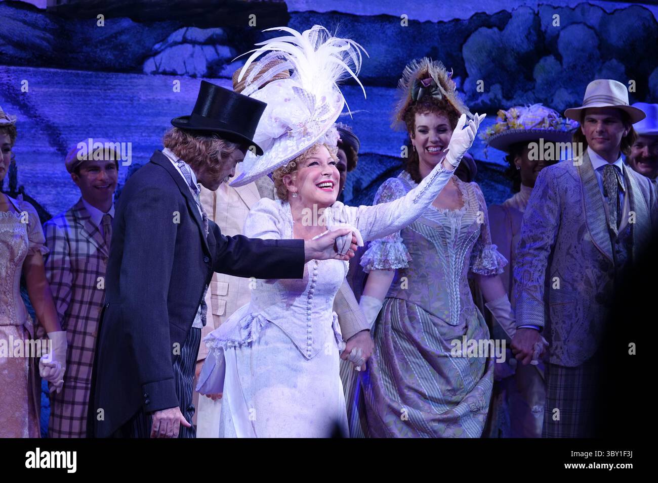 Bette midler hello dolly hi-res stock photography and images - Alamy