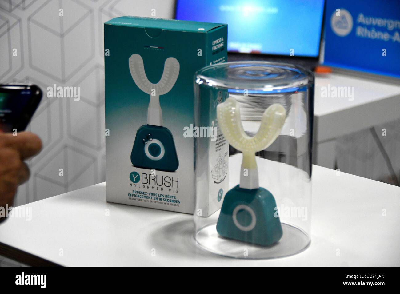 Y brush ces hi-res stock photography and images - Alamy