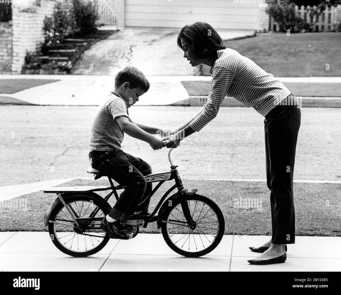 MARYTYLERMOORERETRO..MARY TYLER MOORE SON RICHARD MEEKER. DON ORNITZ ...