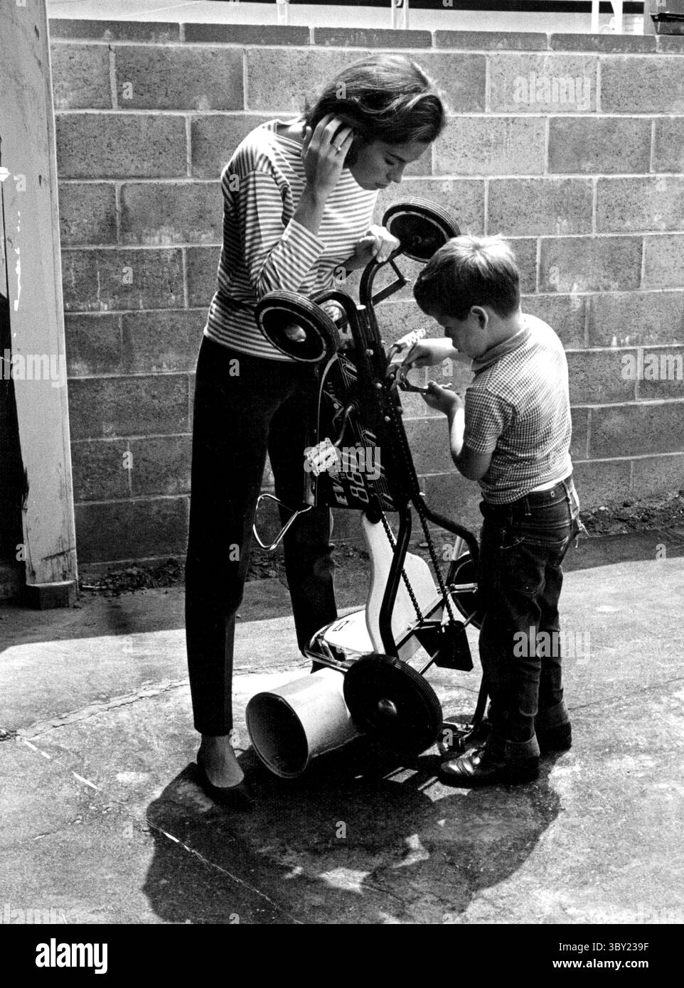MARYTYLERMOORERETRO..MARY TYLER MOORE SON RICHARD MEEKER. DON ORNITZ ...