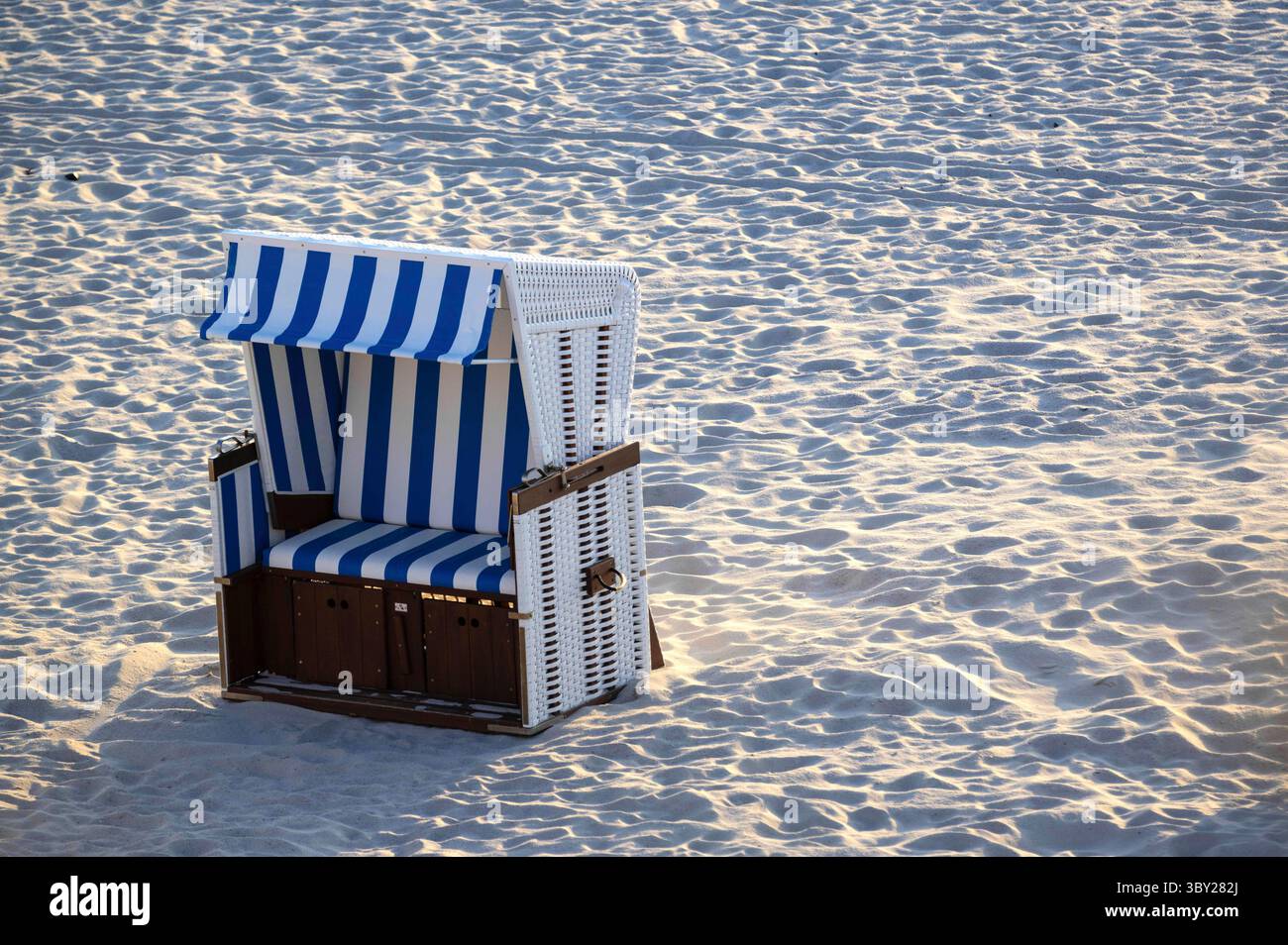 Strandkorb am Strand auf Sylt. Ein Strandkorb ist ein spezielles Sitz ...
