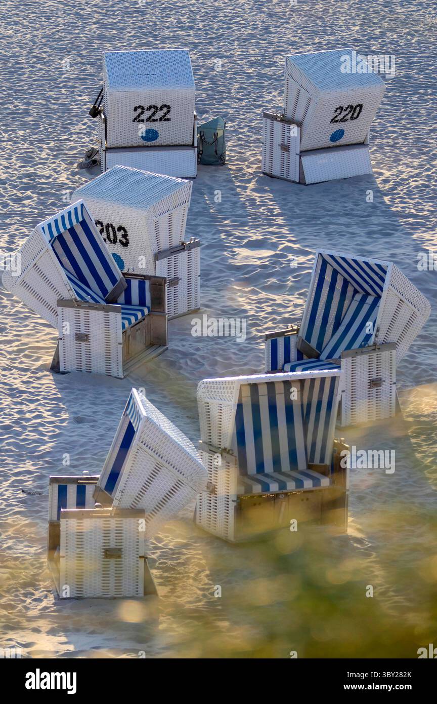 Strandkörbe am Strand auf Sylt. Ein Strandkorb ist ein spezielles Sitz ...