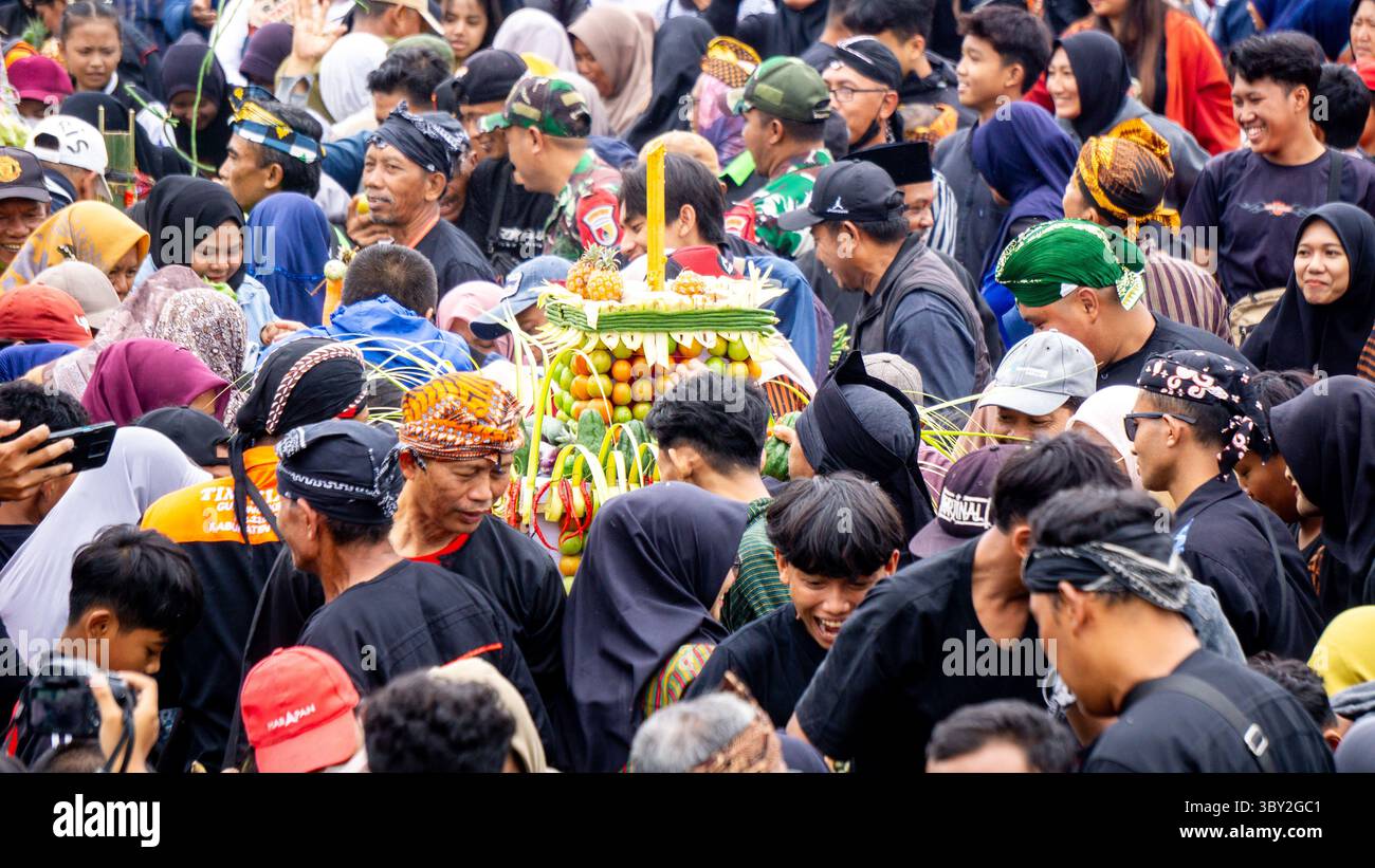 The Larung Sesaji Gunung Kelud is a tradition as a form of gratitude ...