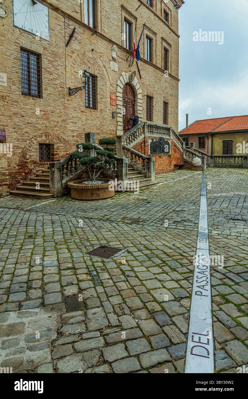 43rd parallel hi-res stock photography and images - Alamy