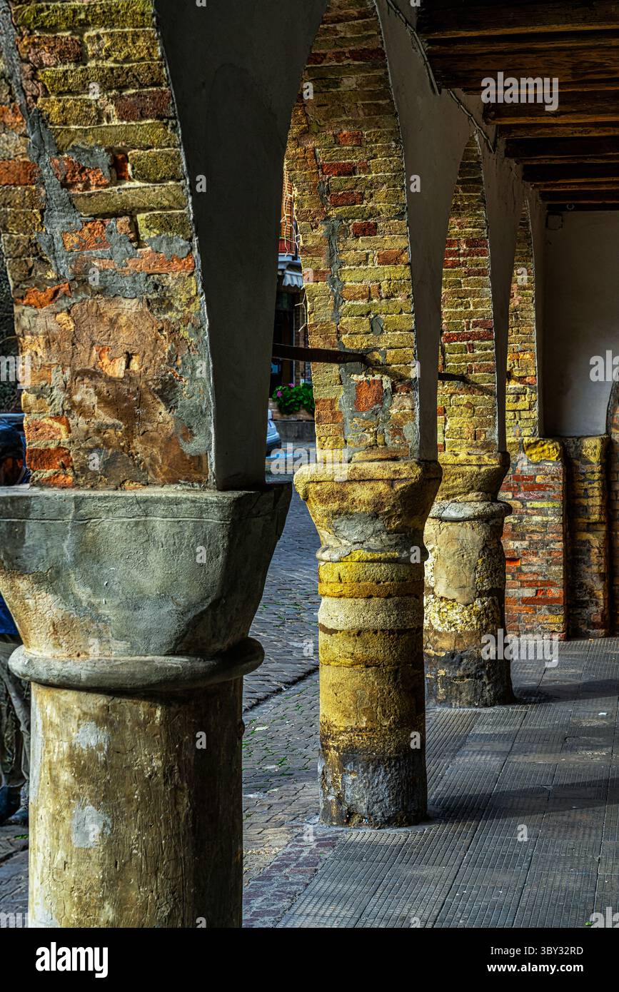 Brick stone arches hi-res stock photography and images - Alamy