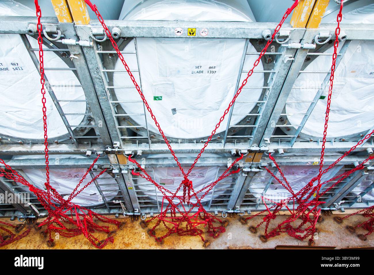 Vessel transporting steel platform hi-res stock photography and images ...