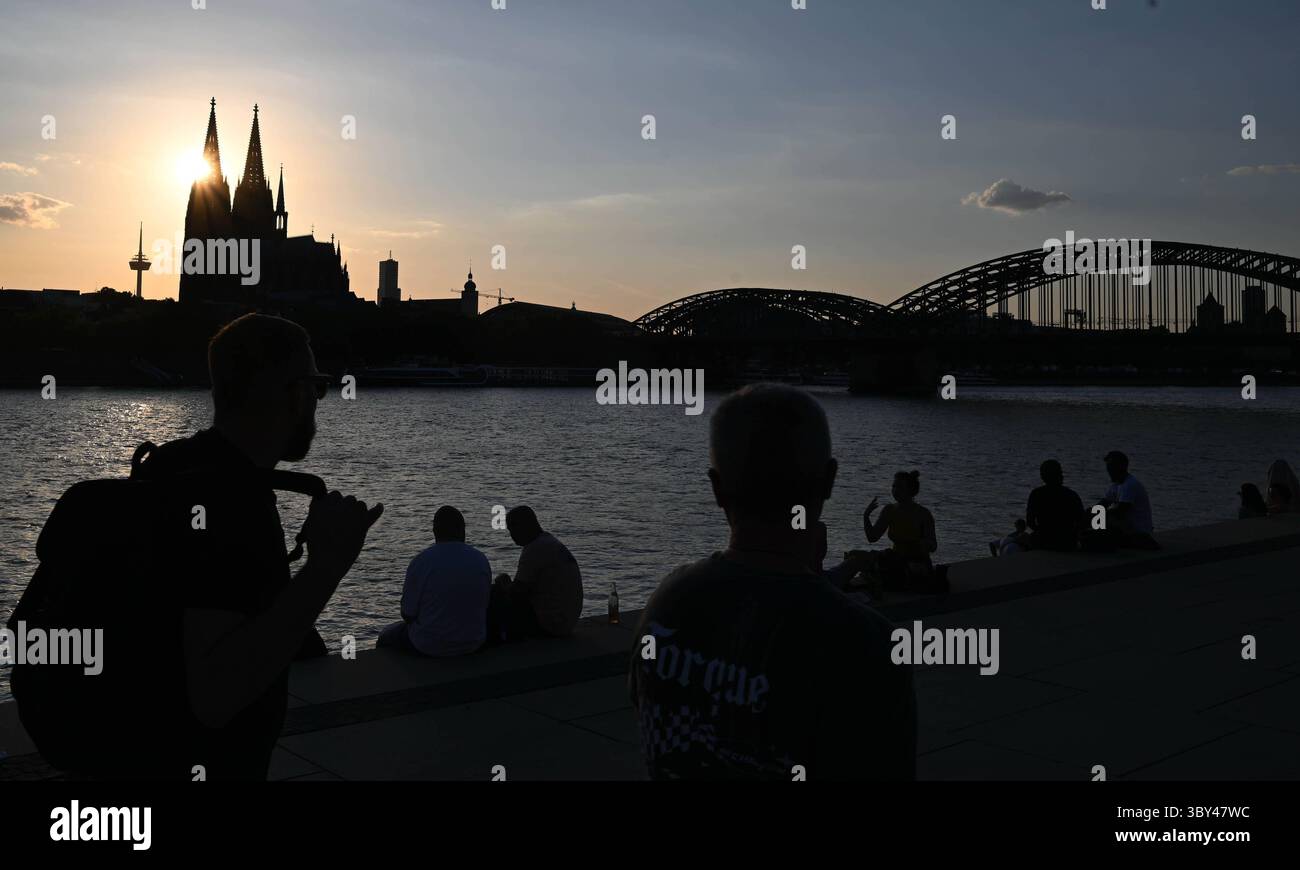 17.07.2025, xophax, Köln , Cologne Rheinufer in Deutz Sonnenuntergang ...