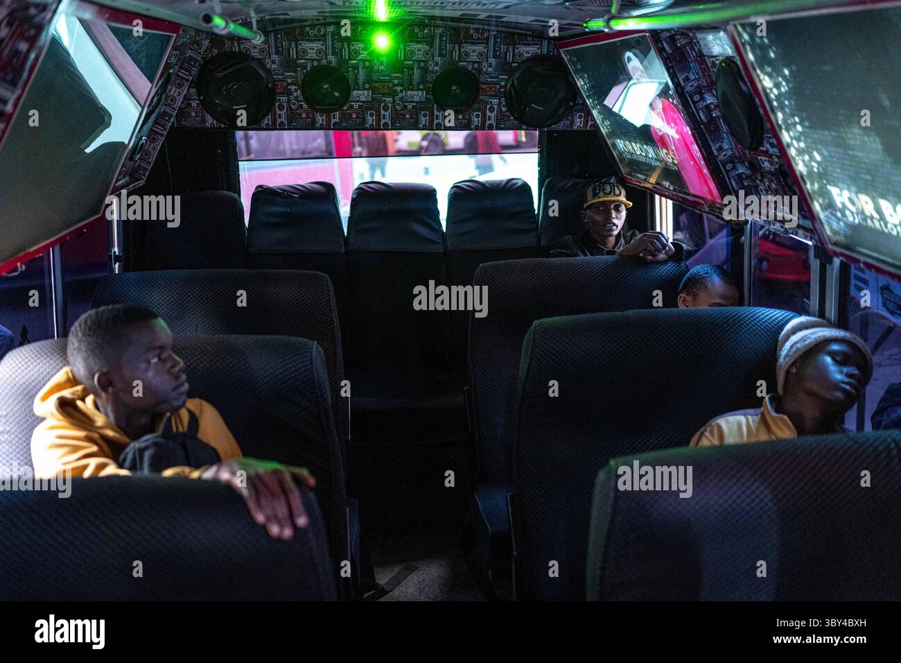 (250719) -- NAIROBI, July 19, 2025 (Xinhua) -- Passengers wait inside a ...