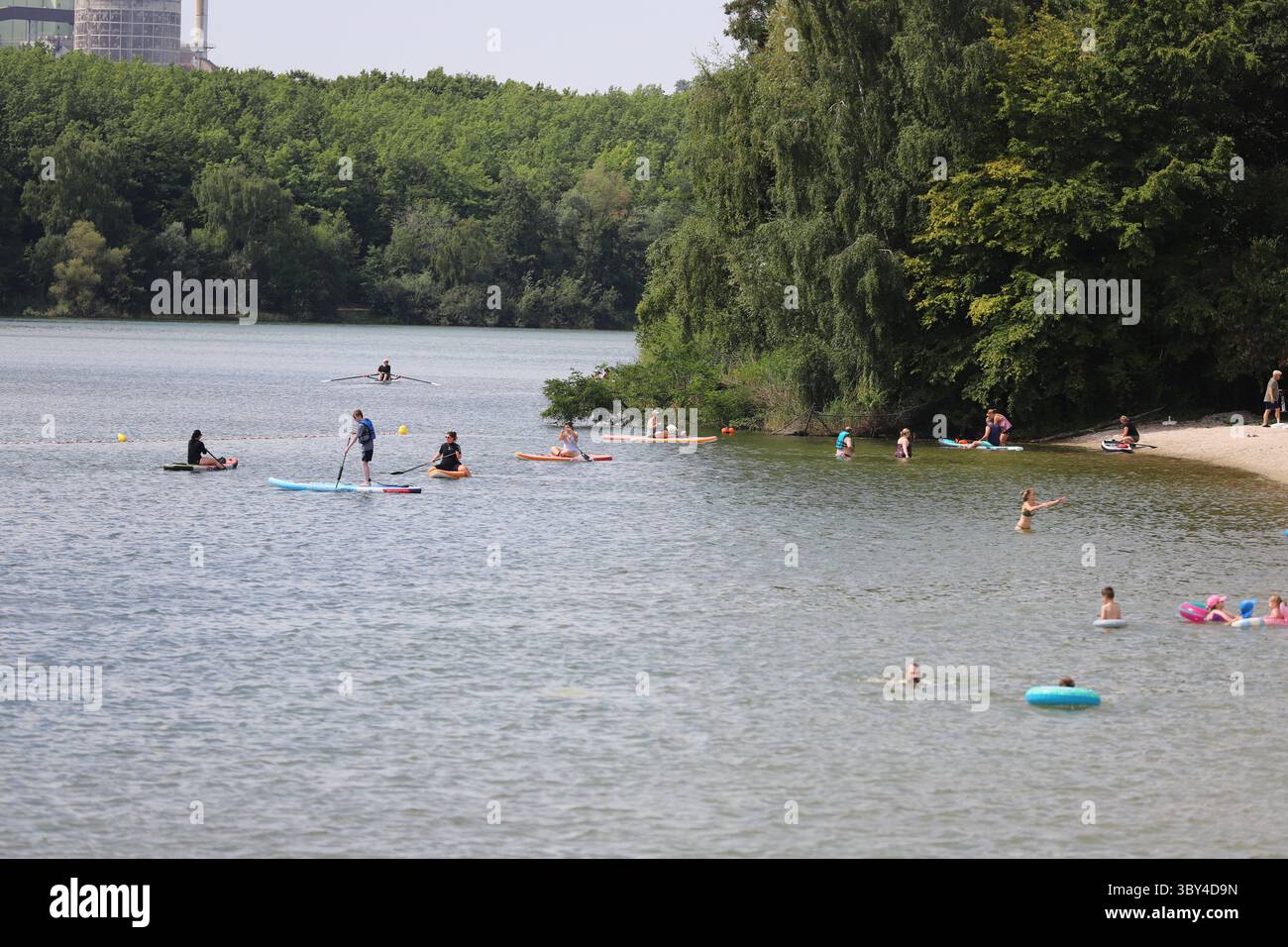 19 July 2025, North Rhine-Westphalia, Hürth: View of bathers and water ...