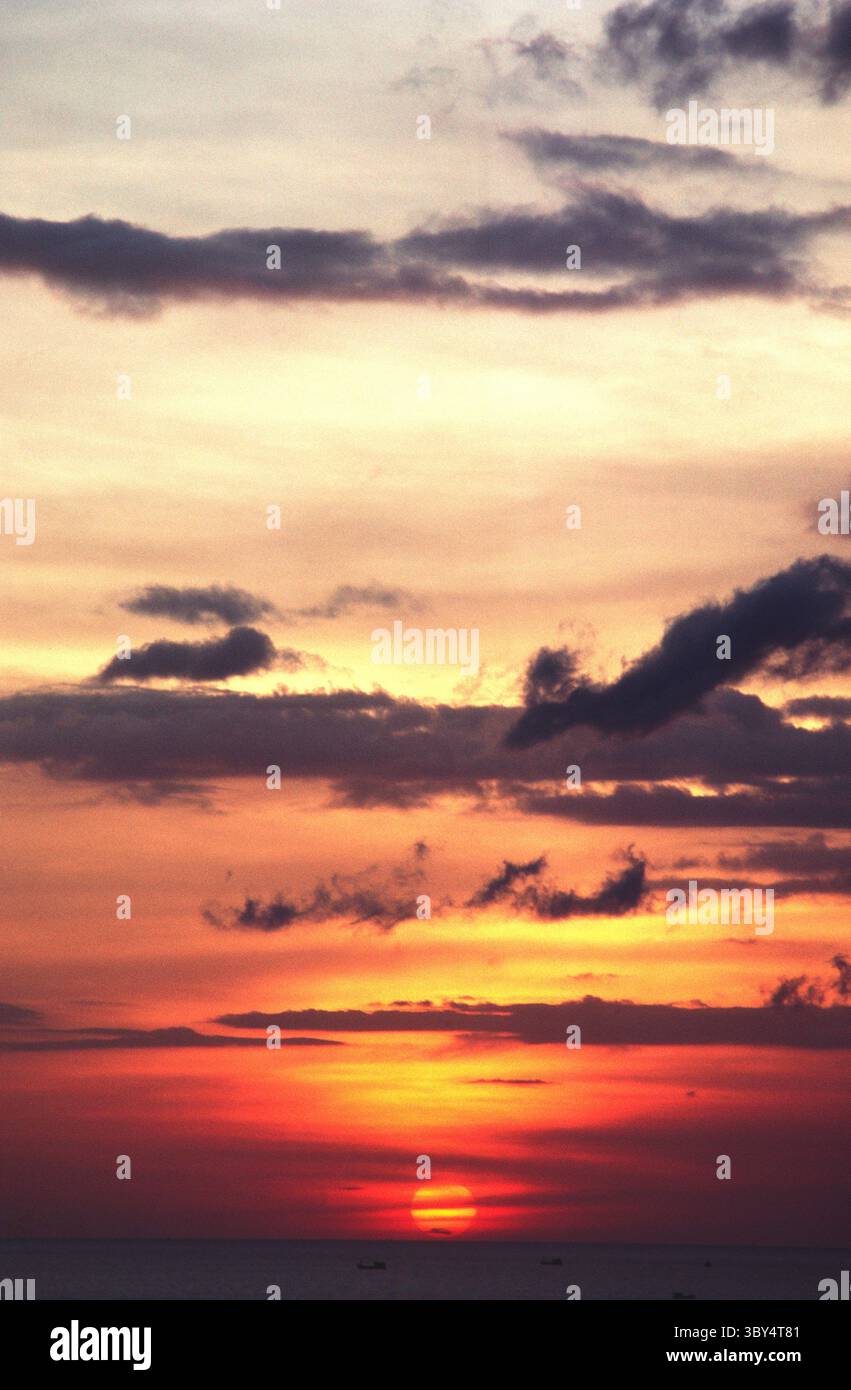 Cloudy sky over ocean sunset hi-res stock photography and images - Alamy