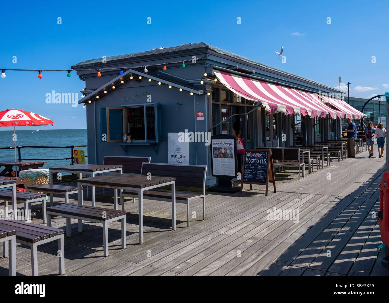 Restaurant cafe on pier hi-res stock photography and images - Alamy