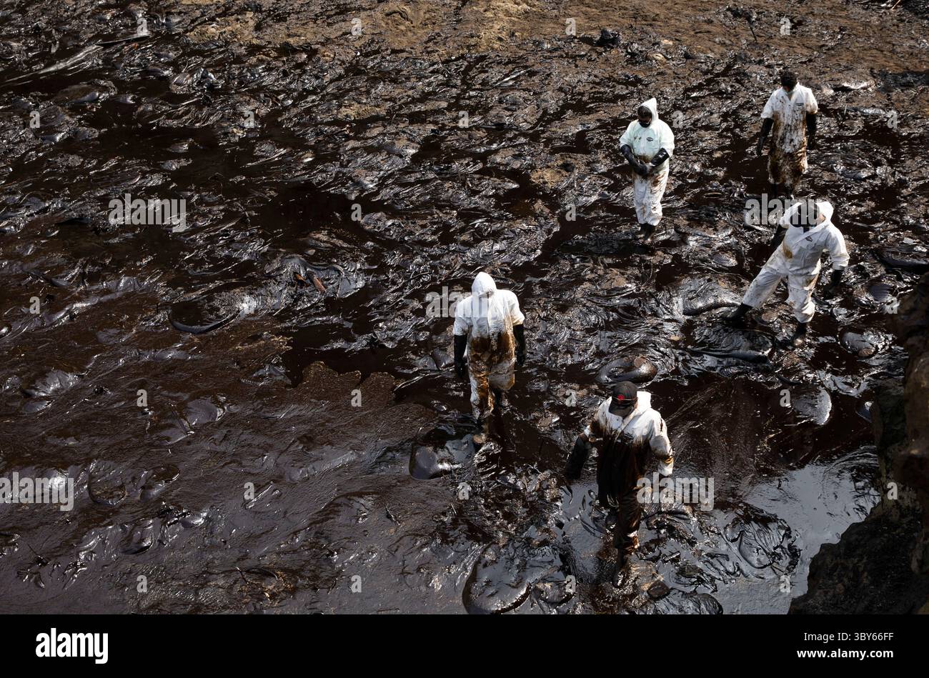 January 19, 2022, Callao, Peru: Workers clean after an oil spill, on ...