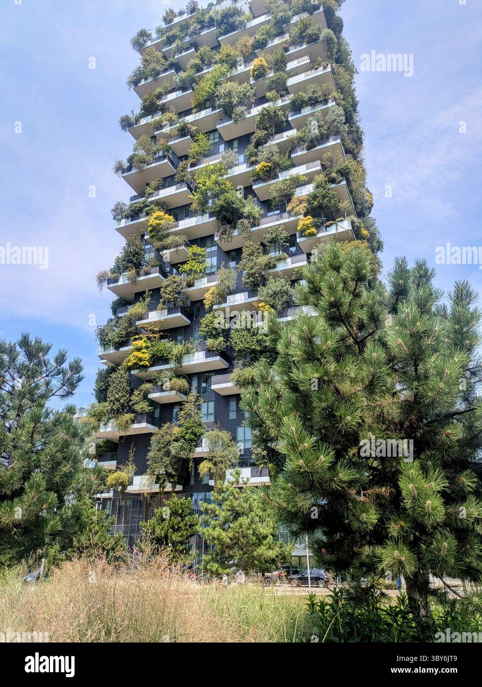 Tall green residential building hi-res stock photography and images - Alamy
