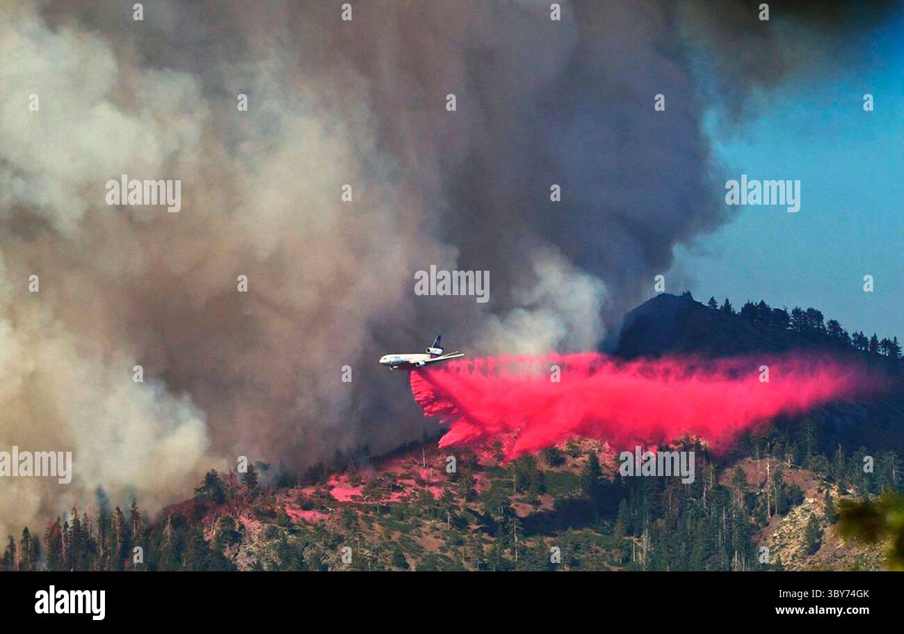 Air tanker plane drops hi-res stock photography and images - Alamy