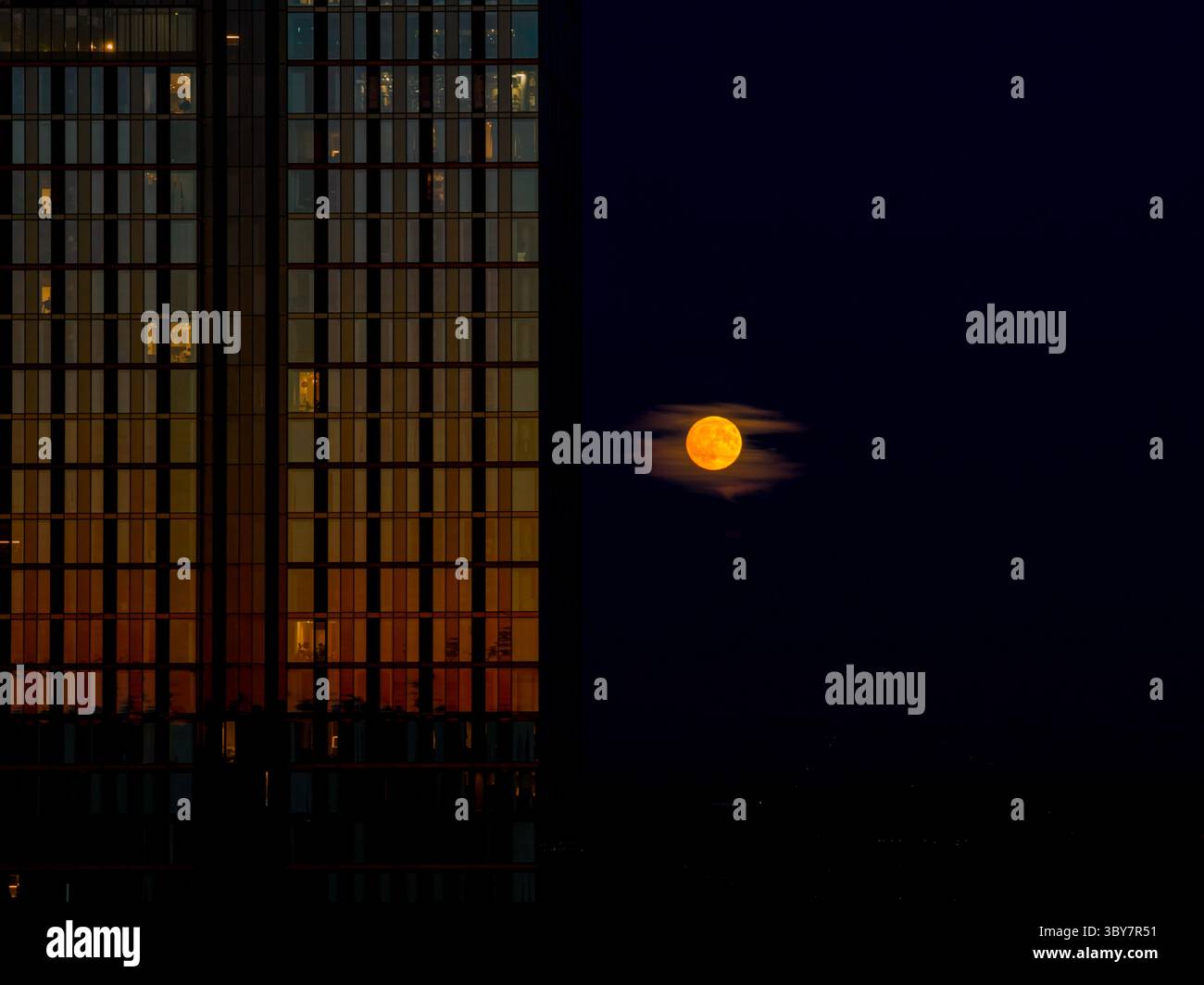 Silhouette city skyline full moon hi-res stock photography and images ...