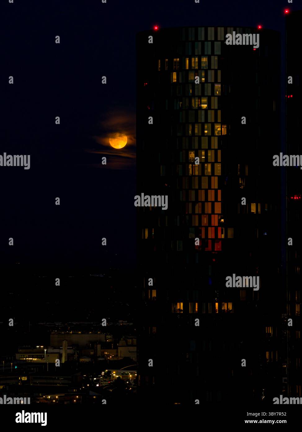 City centre at full moon hi-res stock photography and images - Alamy