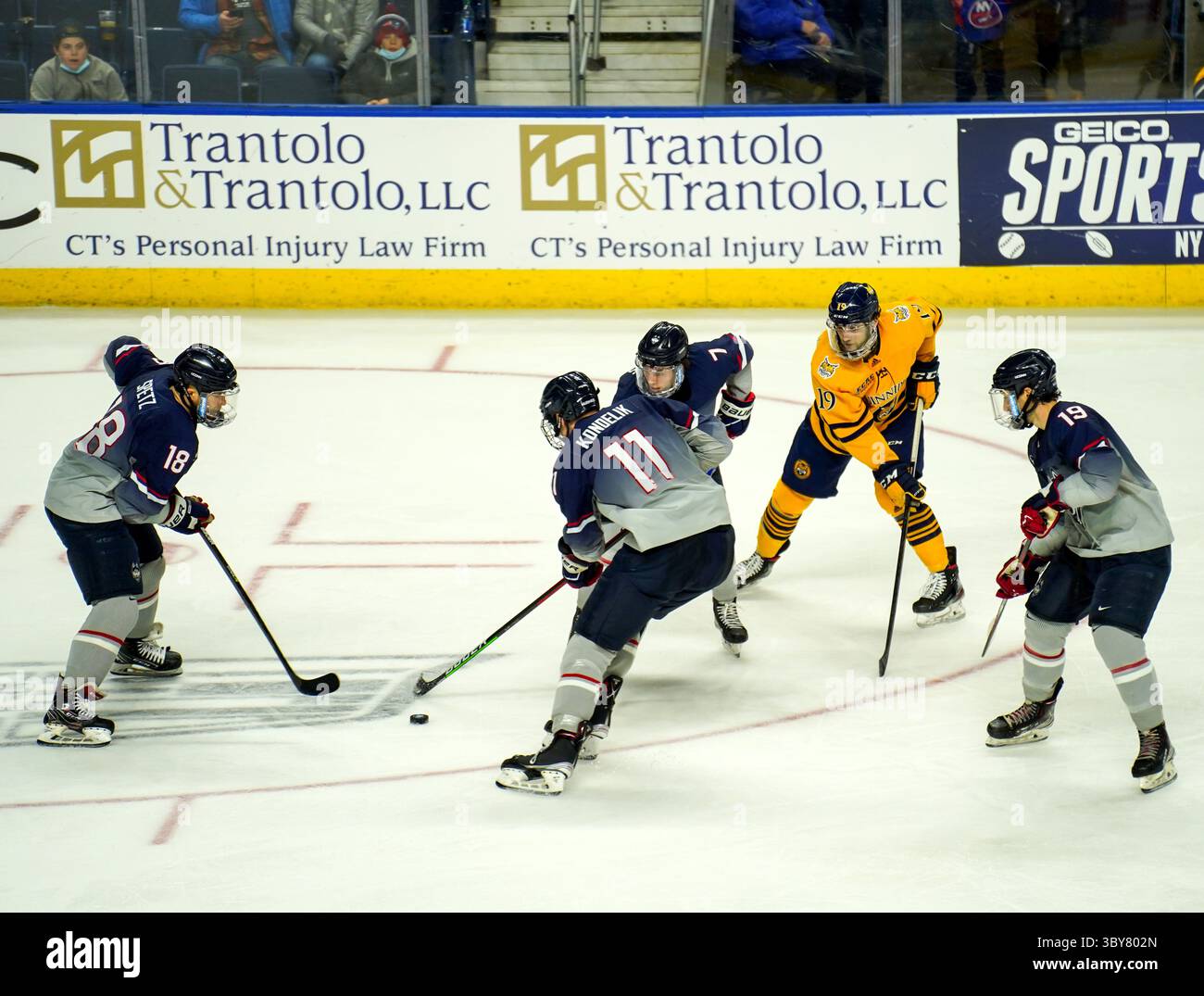 Uconn huskies mens hockey hi-res stock photography and images - Alamy