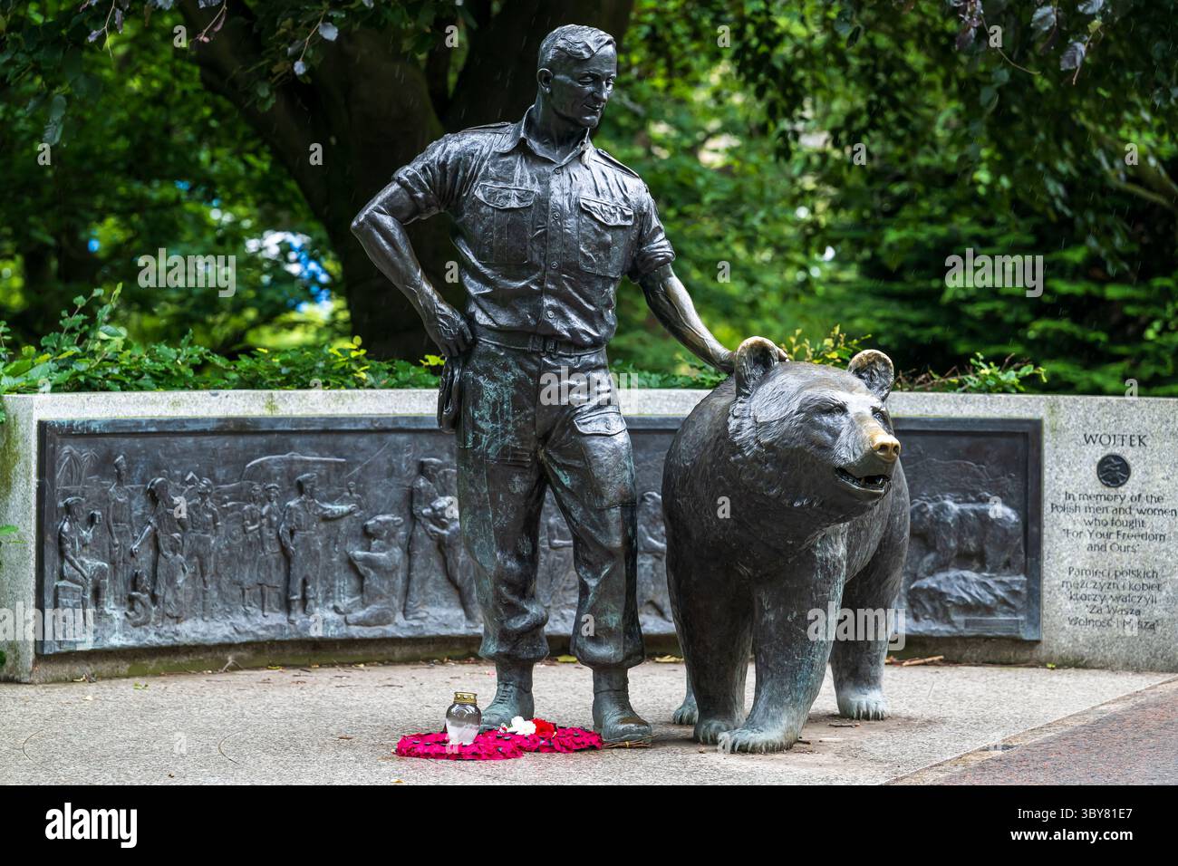 Wojtek the bear, Princes Street Gardens, Edinburgh Stock Photo - Alamy