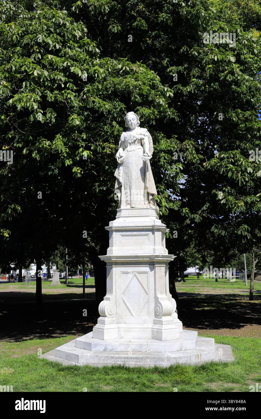 Statue of Queen Victoria in Victoria Gardens, Brighton, East Sussex ...