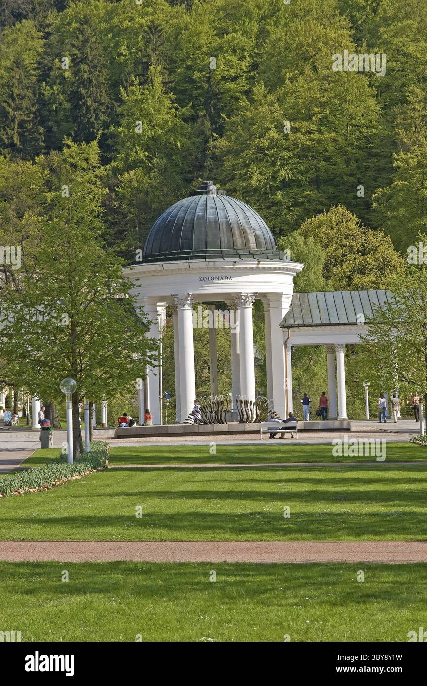People walk around fountain hi-res stock photography and images - Alamy