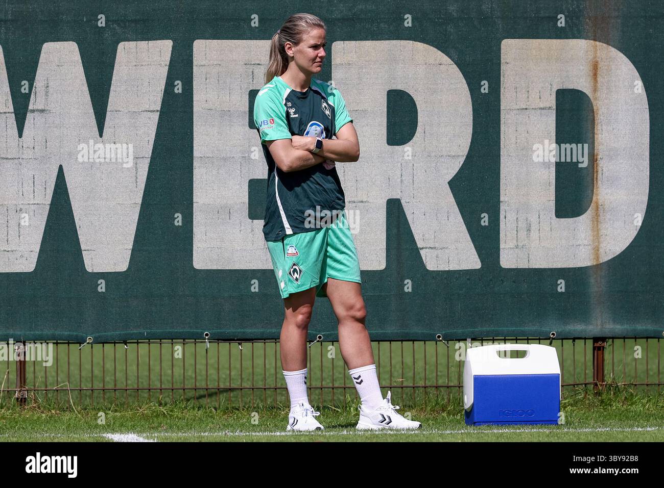 Lena Petermann (SV Werder Bremen, 20) beobachtet das Training, 19.07. ...