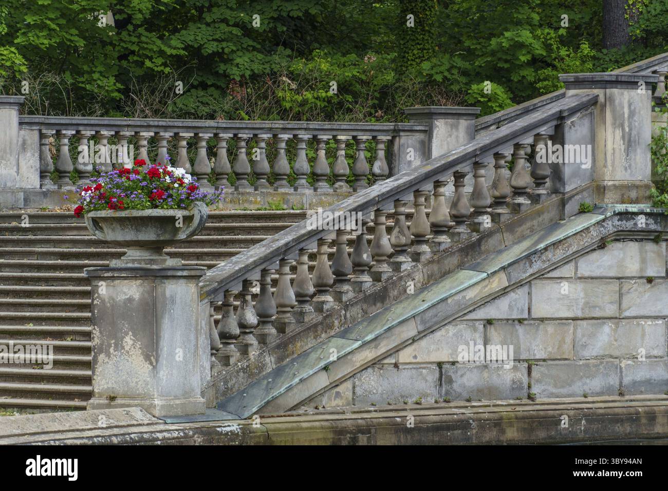 Stone balustrade garden hi-res stock photography and images - Alamy