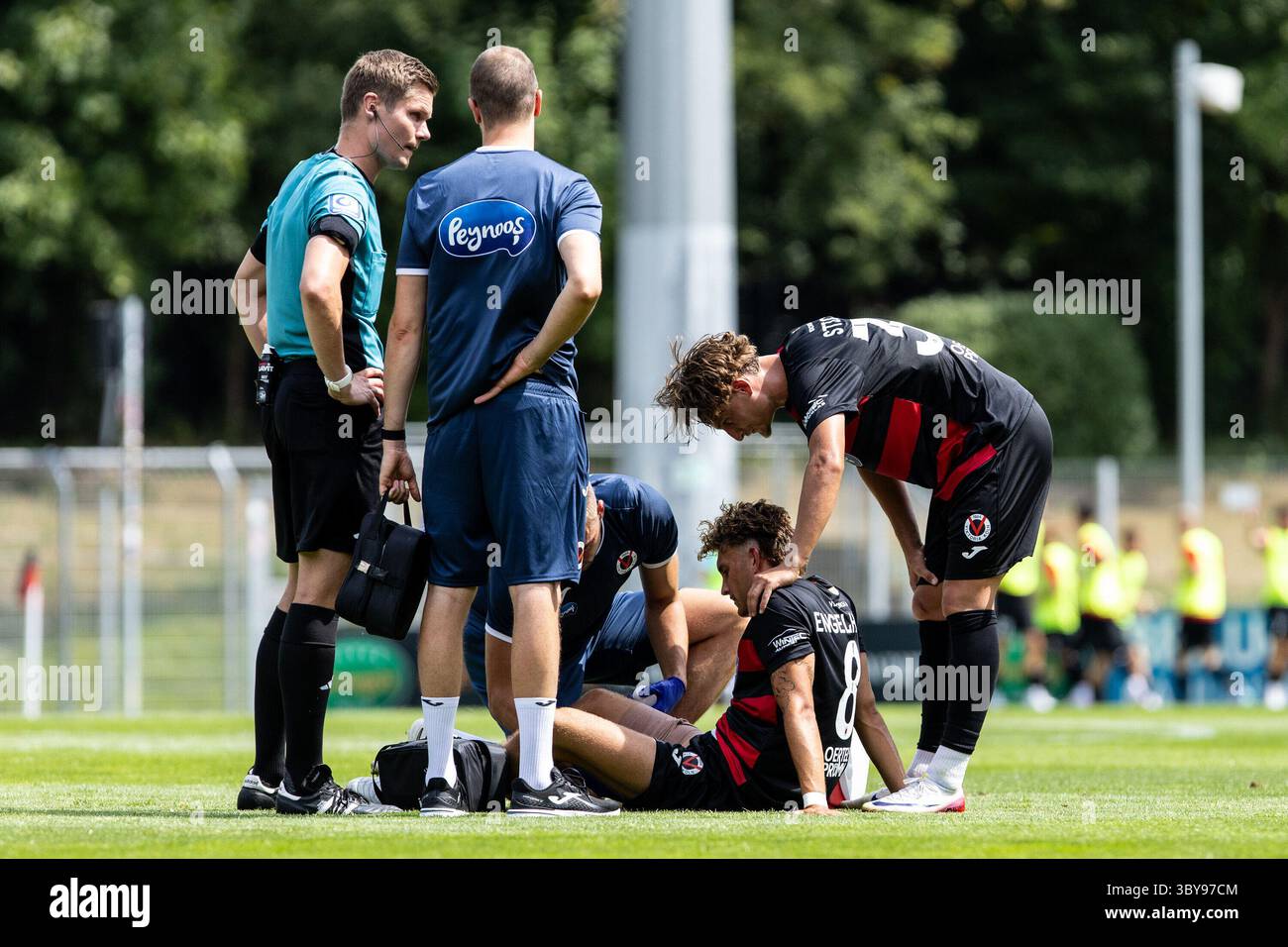 Florian Engelhardt (FC Viktoria K?ln, 8) sitzt auf dem Rasen nach der Verletzung, der Spieler ...