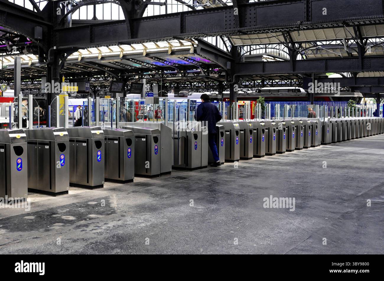 Empty platform with modern barriers in a Paris railway station, Paris ...