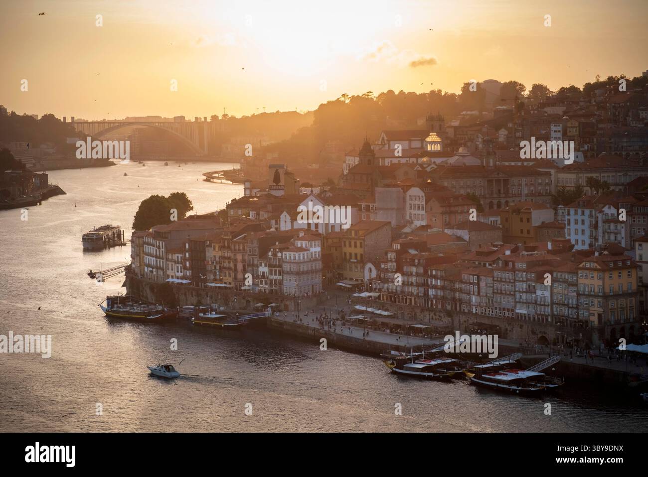 Atmospheric evening atmosphere in Porto: the sunset bathes the old town ...