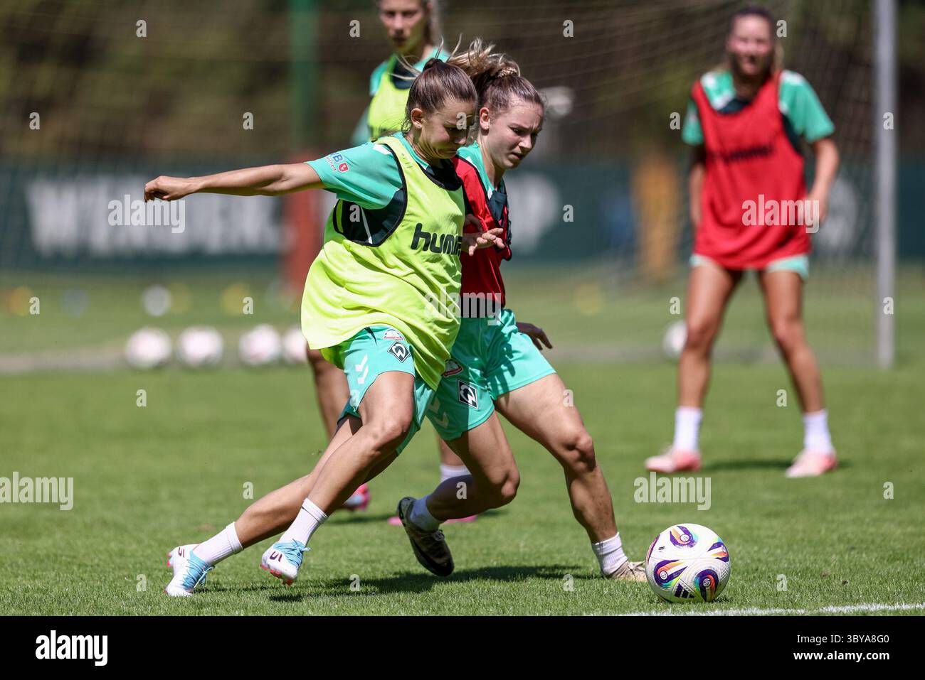 v.li.: Tuana Mahmoud (SV Werder Bremen, 10) und Michelle Weiß (SV ...