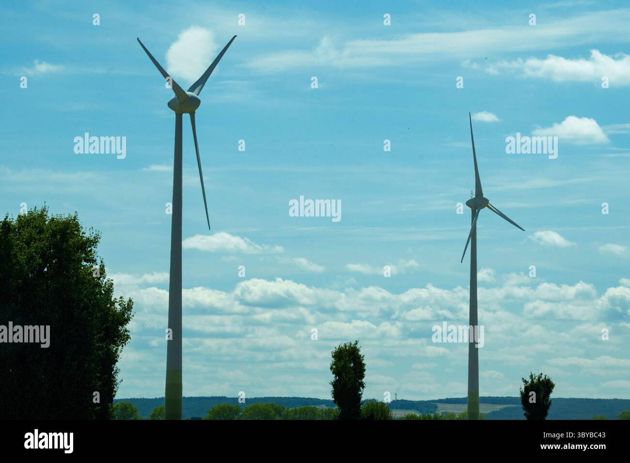 17.07.2025: , Autobahn A1, Deutschland Bild: Windkraftanlagen entlang ...
