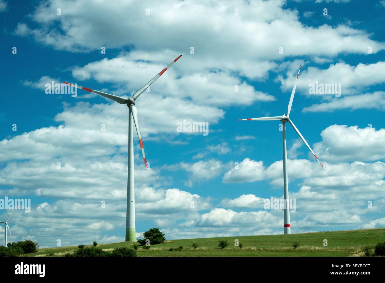 17.07.2025: , Autobahn A1, Deutschland Bild: Windkraftanlagen entlang ...