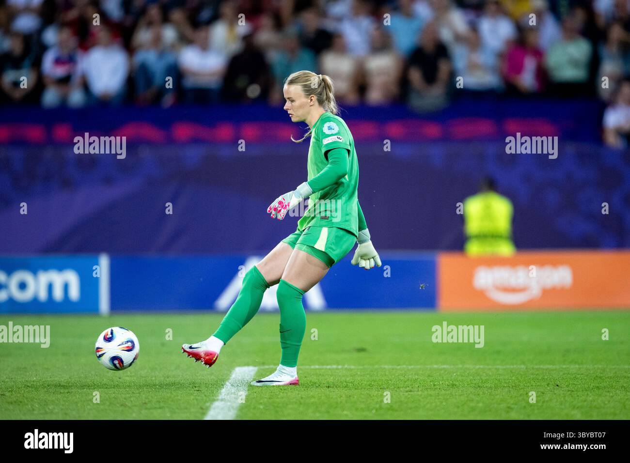 Hannah Hampton (England, #01) am Ball, SUI, Schweden vs England, Fussball, UEFA Womens Euro 2025 ...