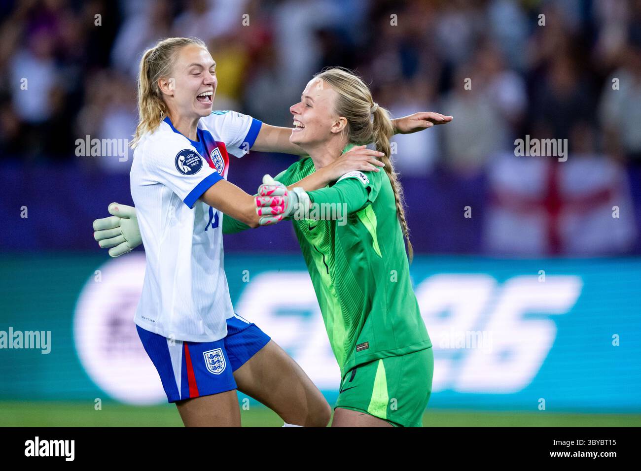 Hannah Hampton (England, #01), Esme Morgan (England, #15) jubeln ueber ...