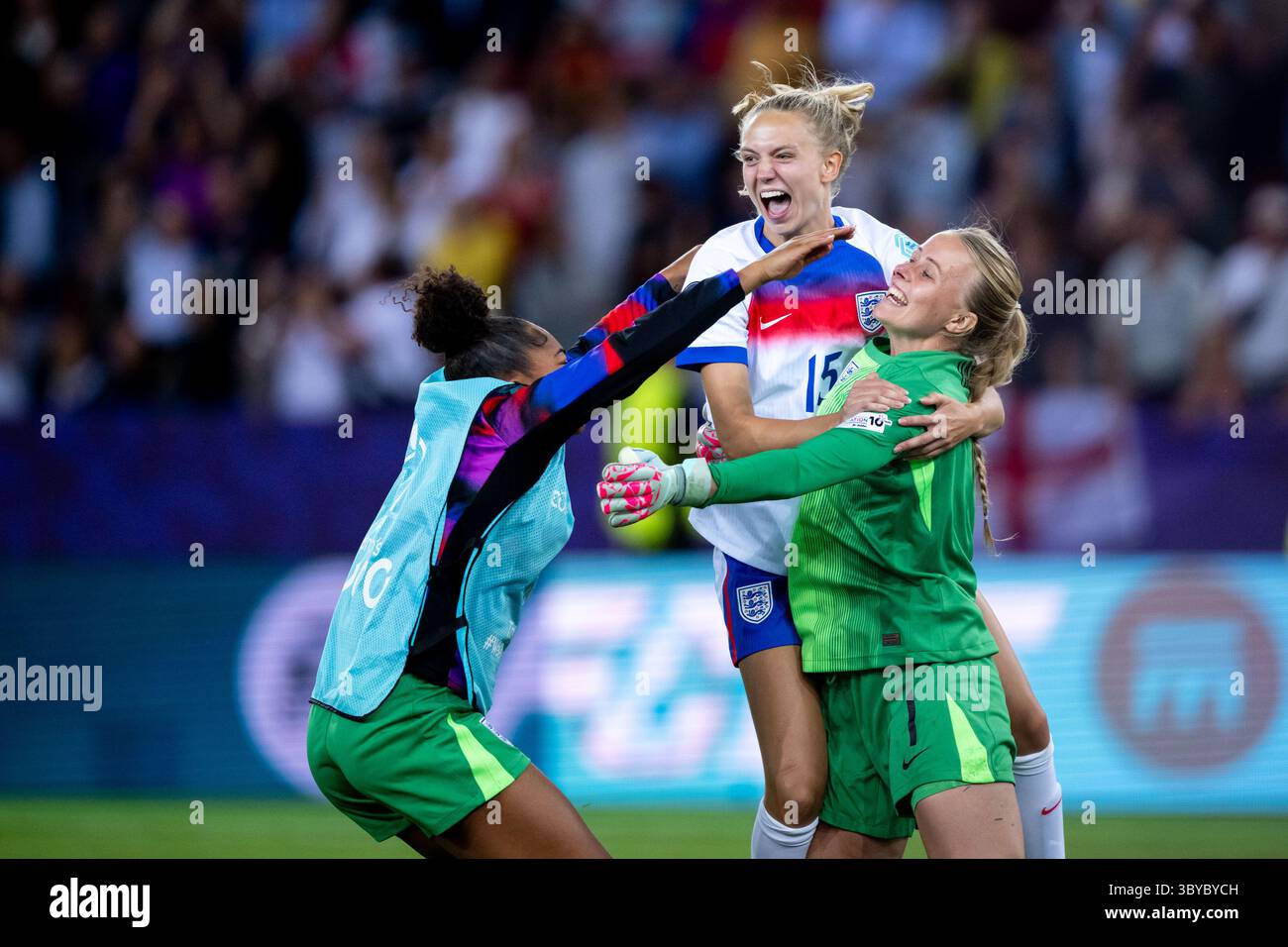 Hannah Hampton (England, #01), Esme Morgan (England, #15), Khiara Keating (England, #21) jubeln ...