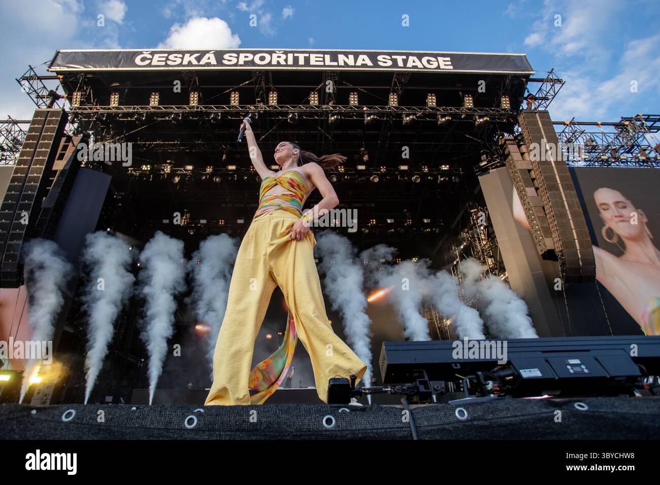 Ostrava, Czech Republic. 19th July, 2025. Singer Sophie Hawley-Weld of ...
