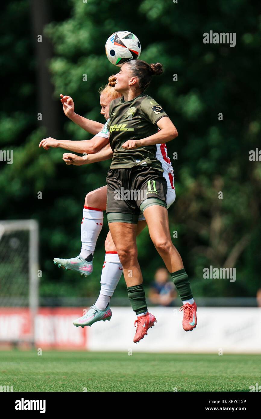 Laura Vogt (1. FC K?ln, #8) im Kopfballduell mit Ioanna Papatheodorou ...