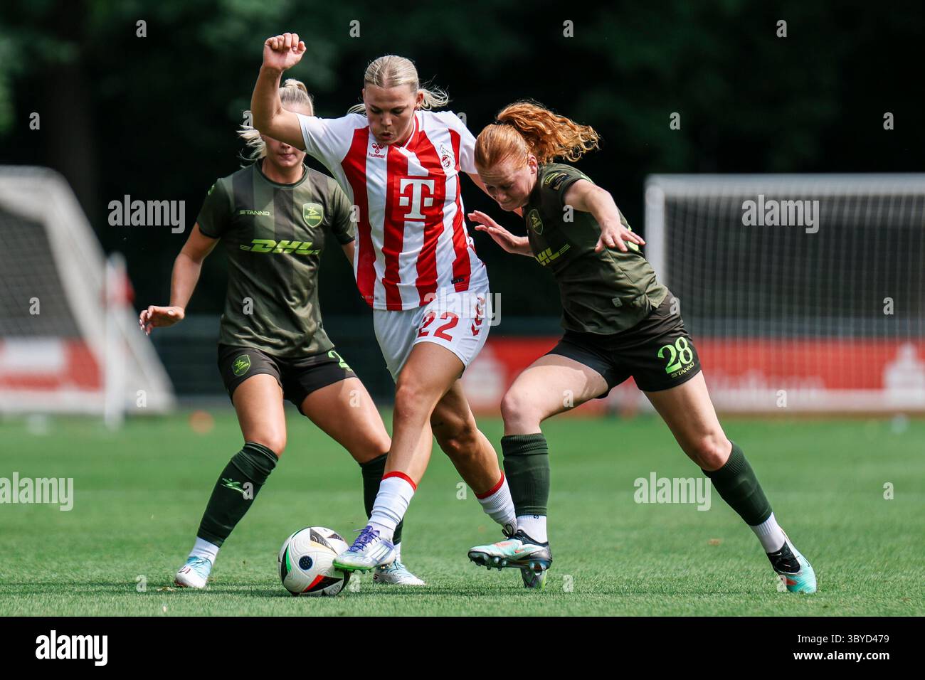 Julia Schiffarth (1. FC K?ln, #22) im Zweikampf mit Manon Van Raay (OH Leuven Women, #28) beim ...