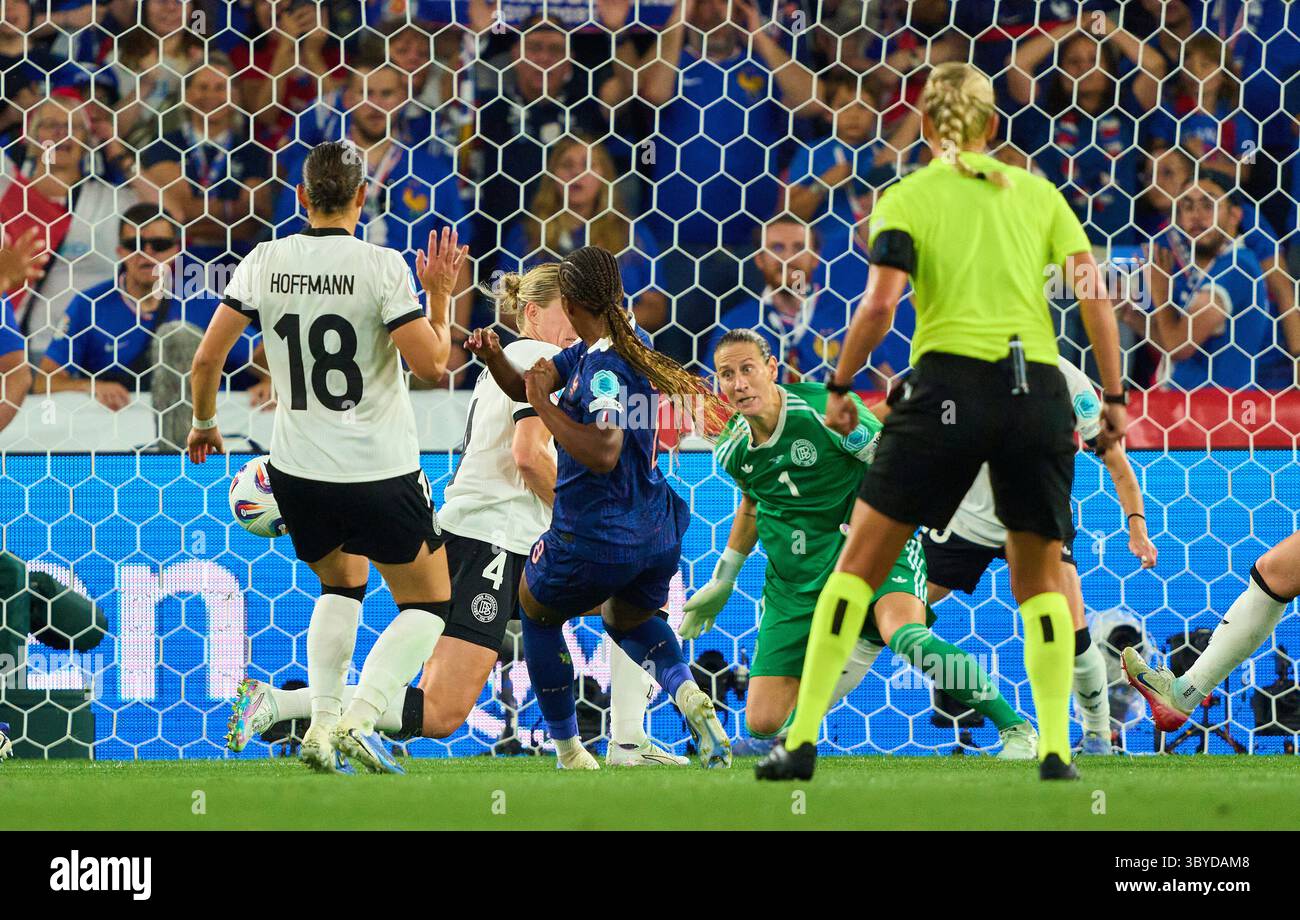 Grace Geyoro #8 of France offside goalin the football quarter-final ...