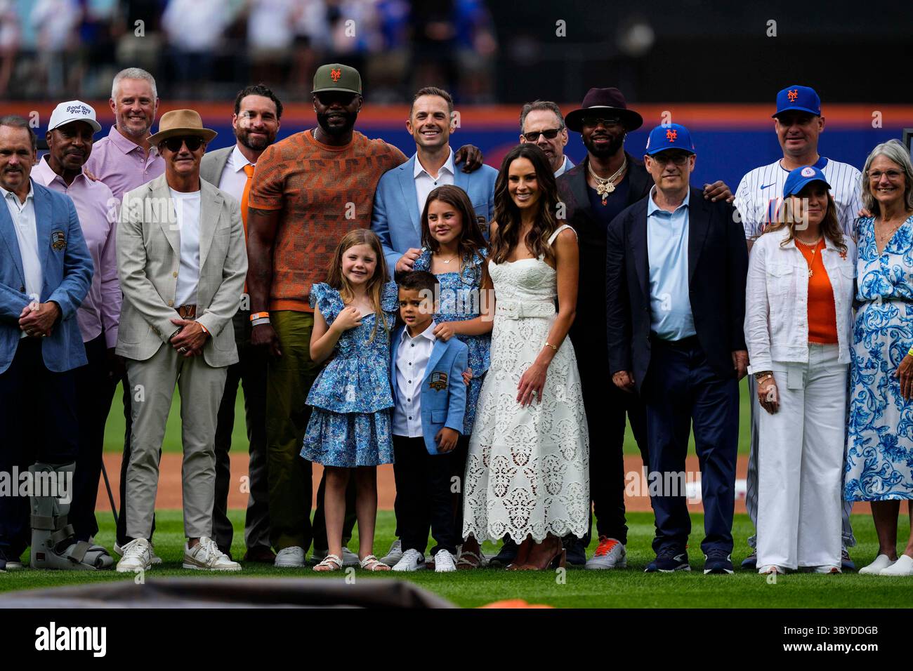 Former New York Mets third baseman David Wright, center, poses for a ...