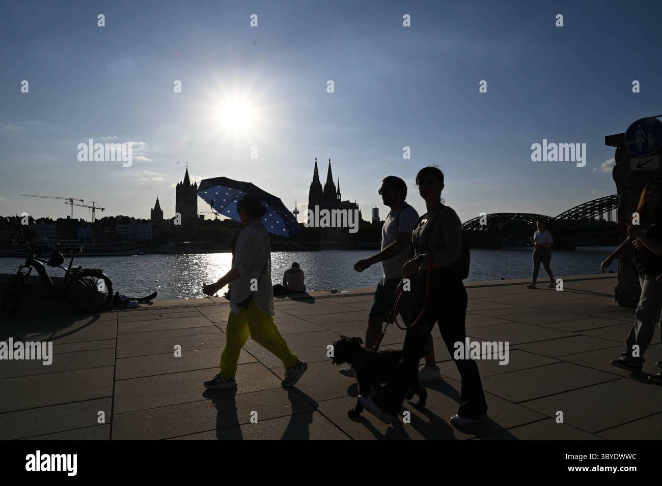 05.2025, xophax, Köln , Cologne Freizeit Rhein Deutz Sonnenuntergang ...