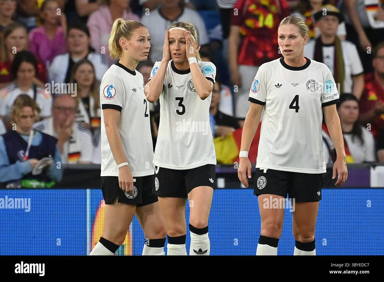 Kathrin HENDRICH (GER, 2nd from left) with Sarai LINDER (GER), Rebecca KNAAK (GER), after ...