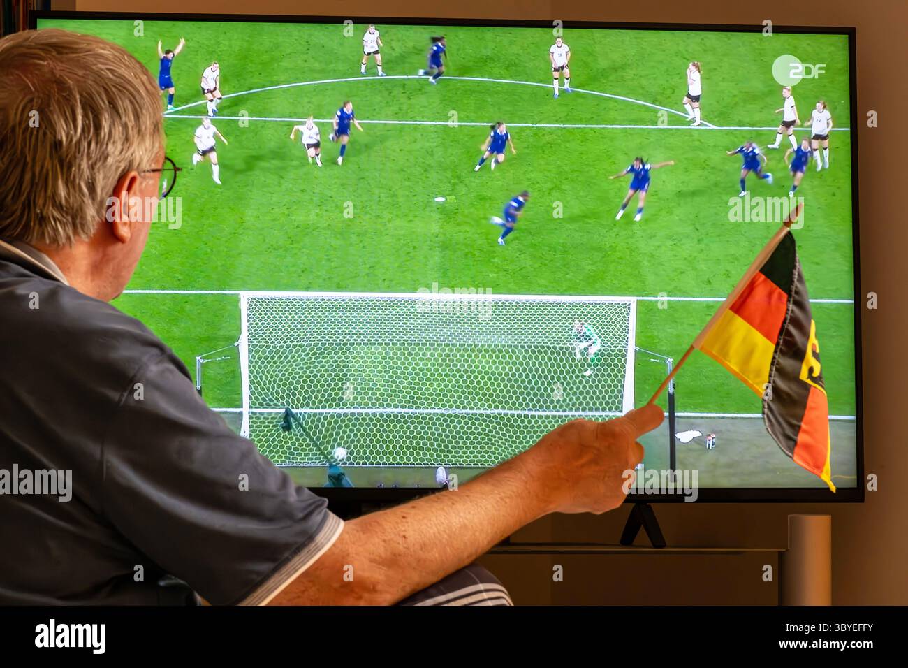Fußball-EM der Frauen, TV-Zuschauer zuhause vor dem Fernseher beim ...